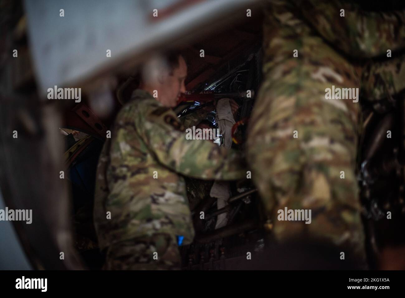 U.S. Air Force Tech. Sgt. Jeffrey Molinaro, à gauche, 660th escadron de ...