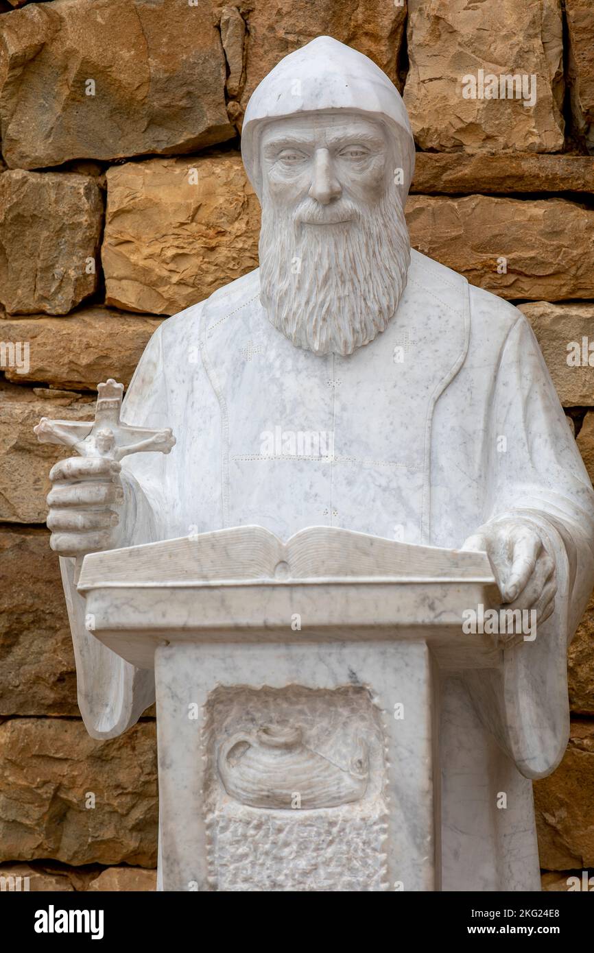 Statue de Saint Charbel à Bekaa Kafra, son village natal au Liban Photo ...