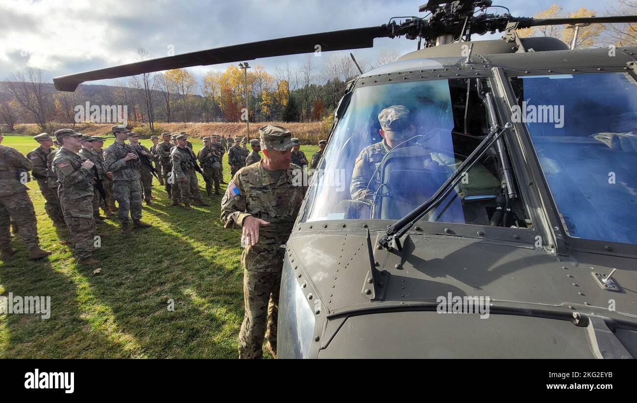 Le colonel Matthew Braman, commandant adjoint de soutien de la 10th ...
