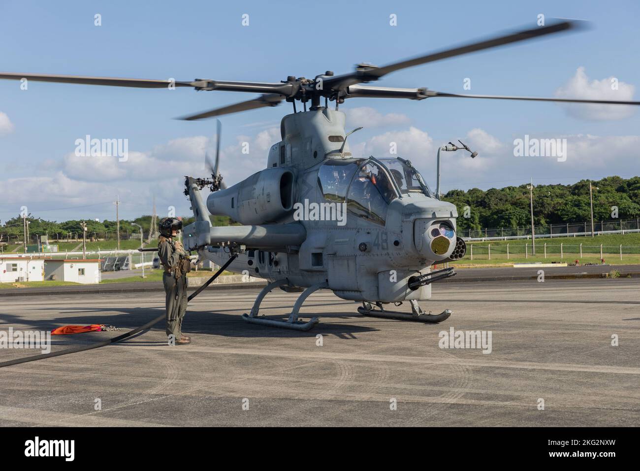 Un Marine américaine avec le Marine Light Attack Helicopter Squadron ...