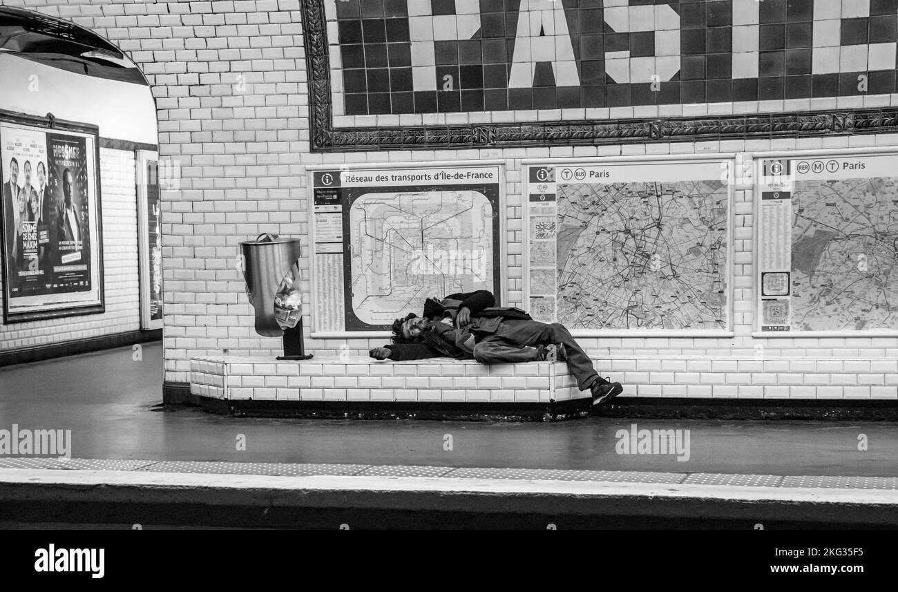 Homeless sleeping in the metro Banque de photographies et d’images à ...