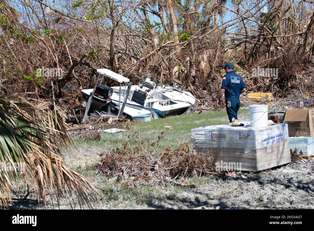 Garde côtière Petty Officer 1st classe Dustin Madden évalue un bateau ...