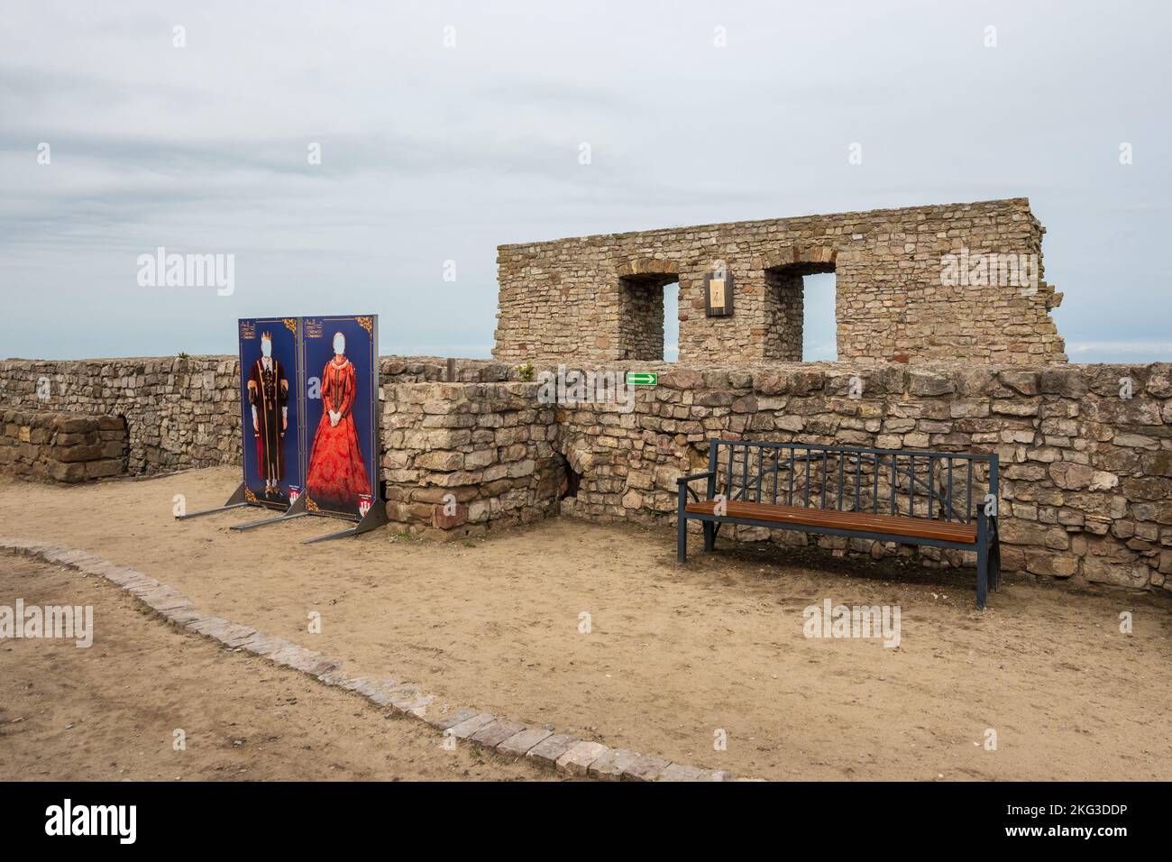 Checiny, Pologne - 14 septembre 2022 : Château de Checiny - un château ... Checiny, Pologne - 14 septembre 2022 : Château de Checiny - un château ...