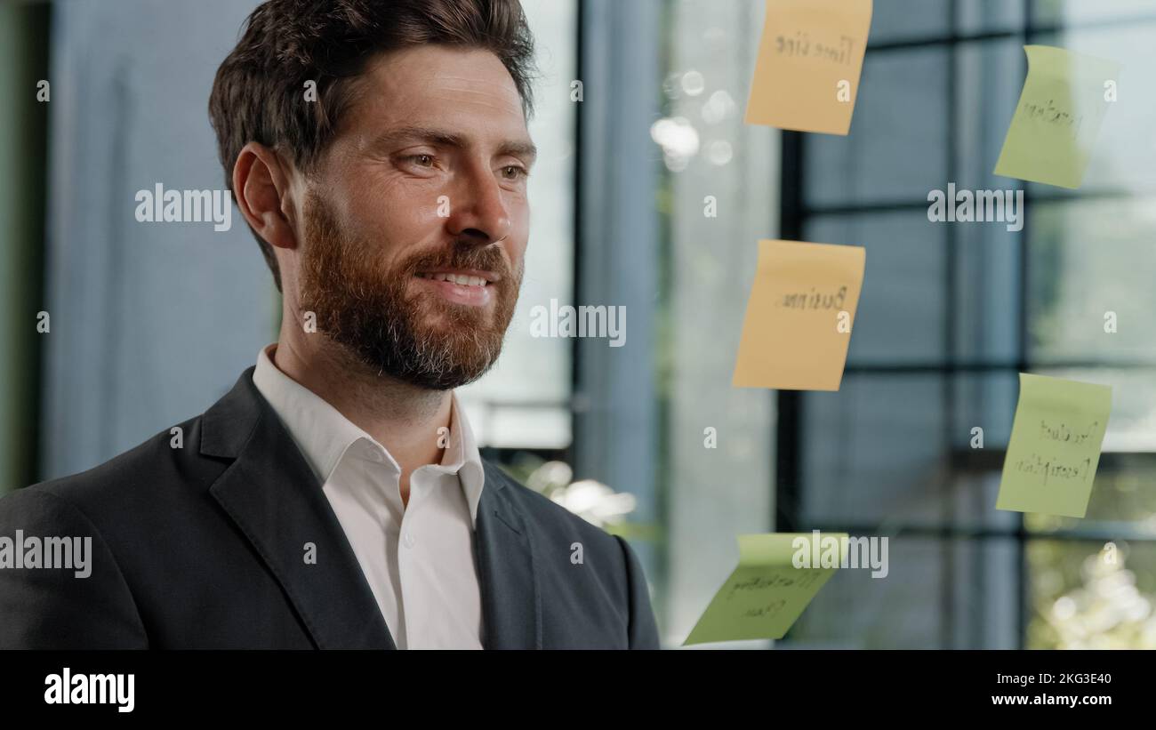 Gros plan 40s homme occupé avec la stratégie d'affaires gestion de ...