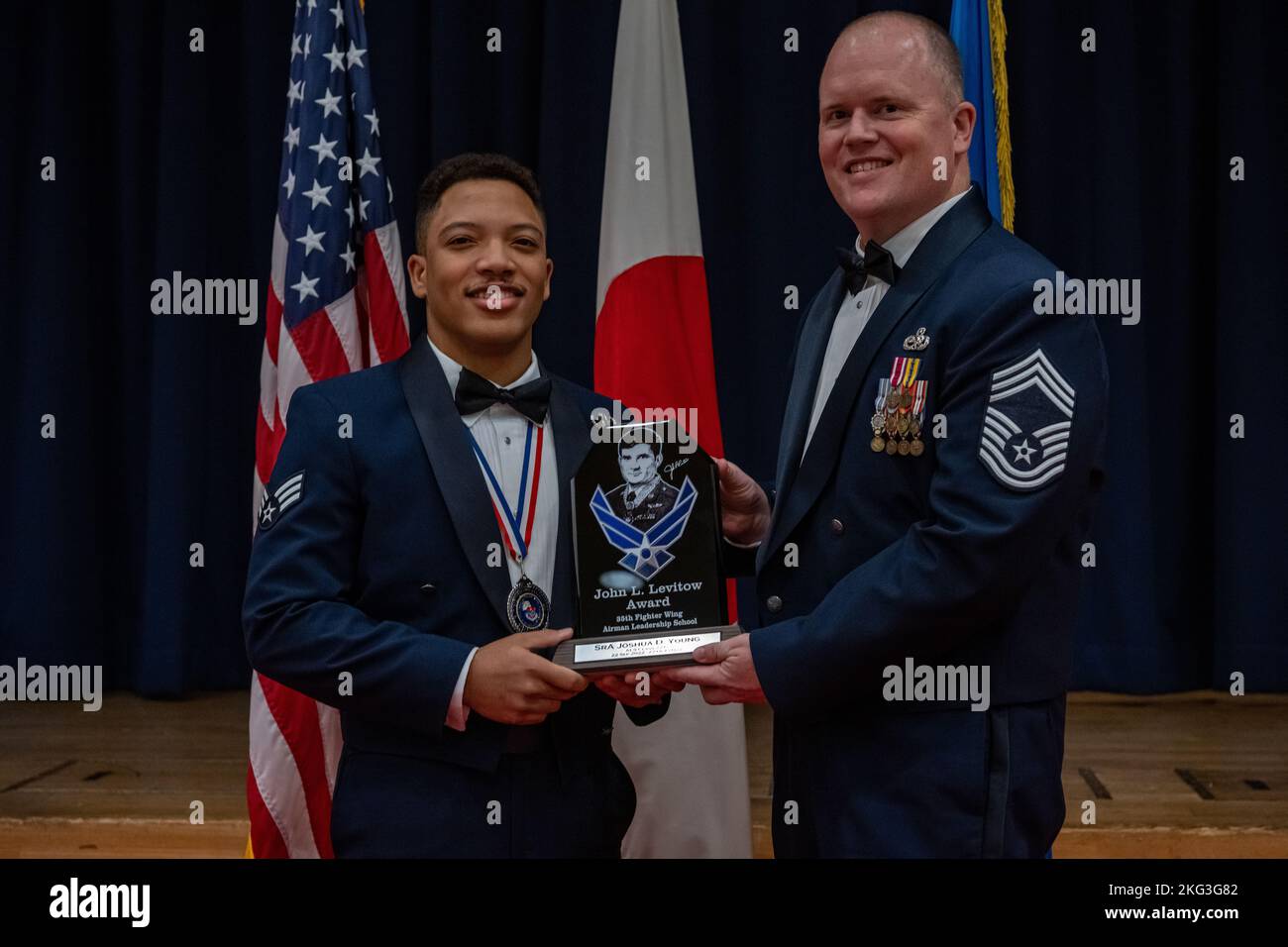 Le premier Airman de la U.S. Air Force, Joshua Young, à gauche, Airman ...