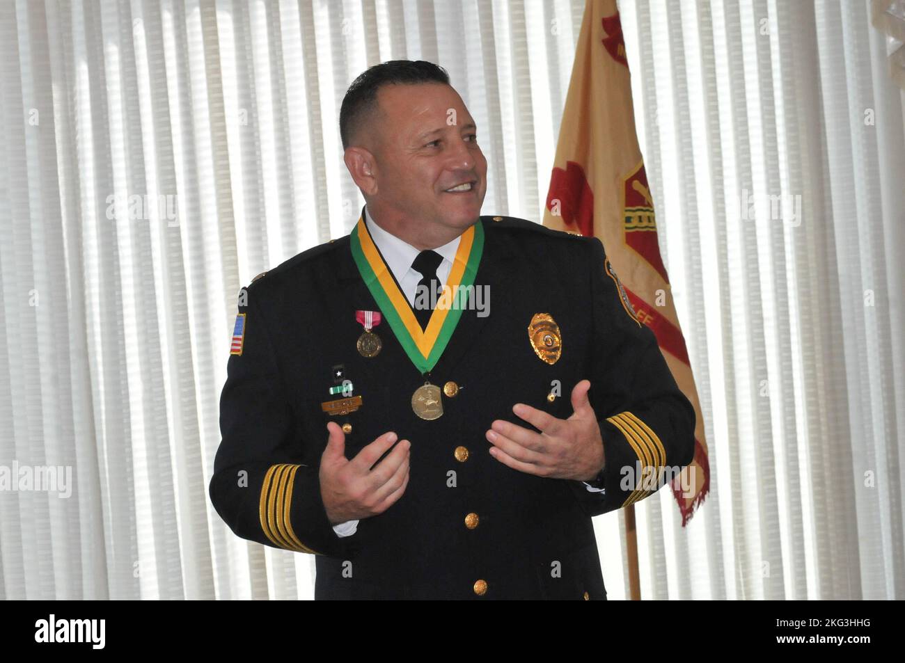 Le chef de police sortant Joseph C. Metzger s'adresse à l'auditoire en ...