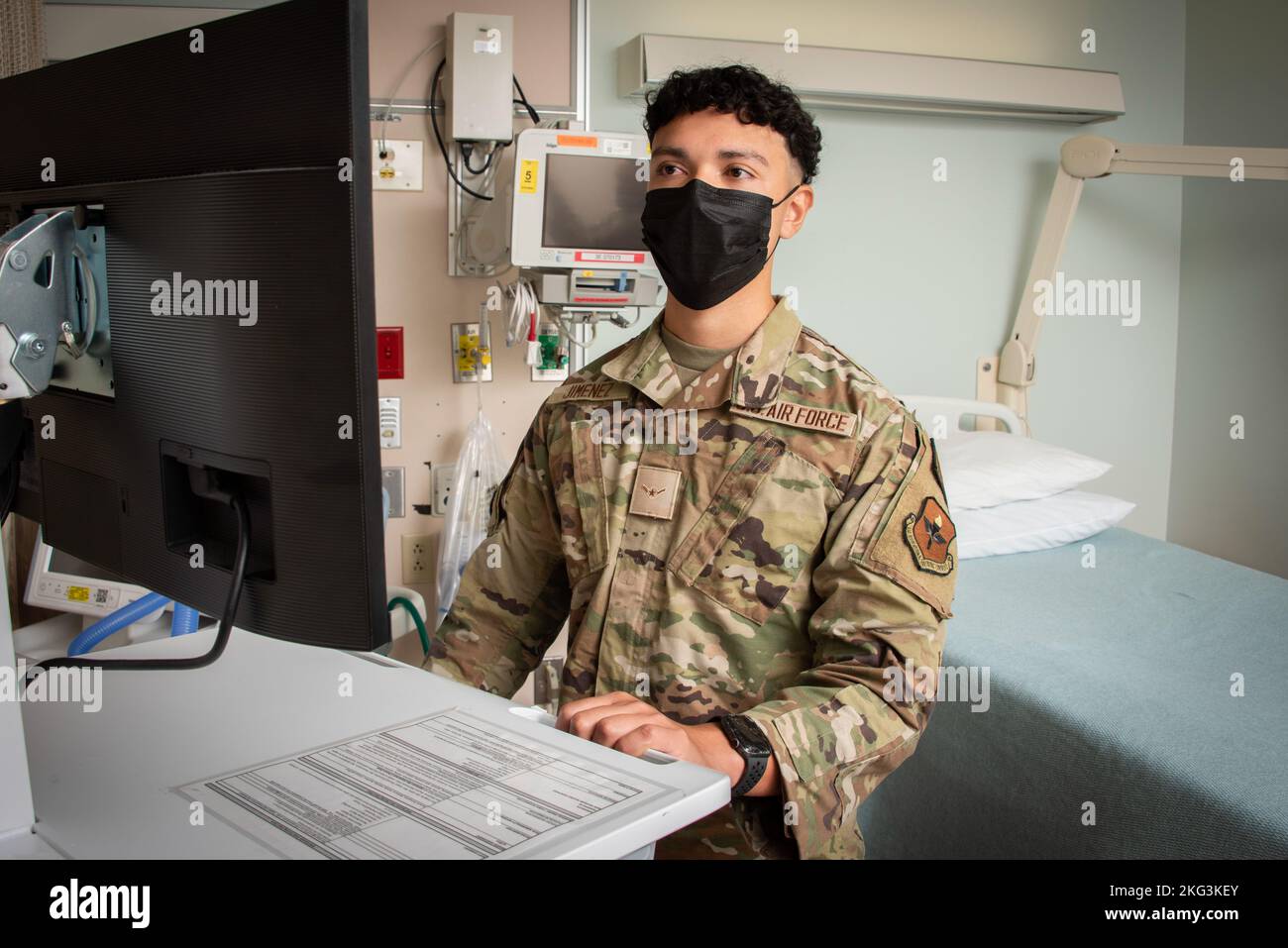 L'aviateur Adam Jimenez, technicien médical, met à jour les dossiers ...