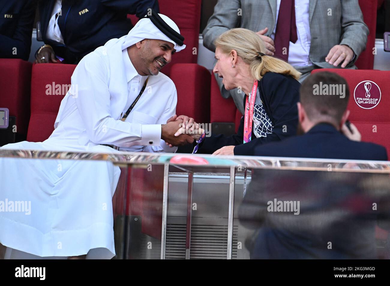 Qatari Emir Tamim bin Hamad Al Thani et Debbie Hewitt, présidente de la FA, participent au match ...