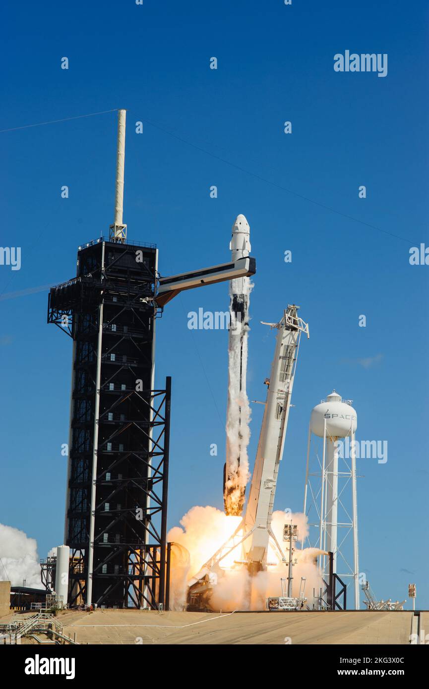 Spacex Crew 5 Liftoff Remote Cam 5 La Fusée Falcon 9 De Spacex Avec