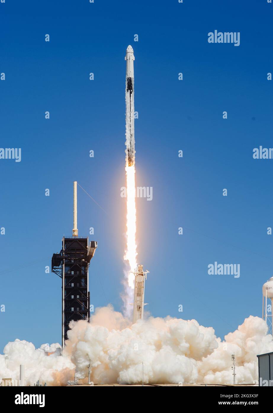 SpaceX Crew-5 Liftoff, Remote Cam #3. La fusée Falcon 9 de SpaceX, avec le vaisseau spatial ...