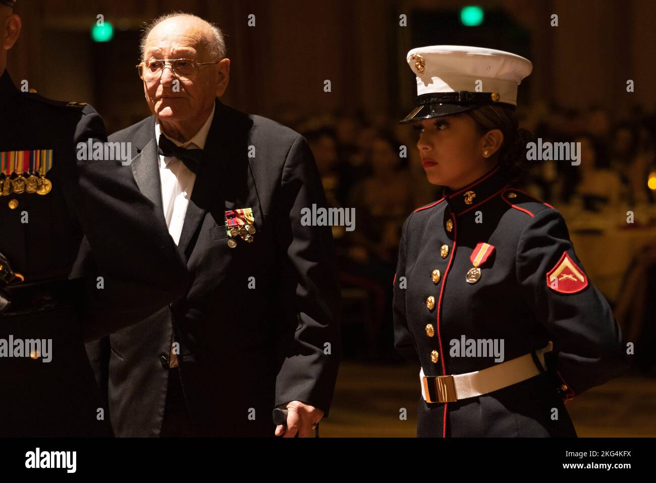 Sergent retraité de Marine Gunnery des États-Unis. Robert P. Aikins et le caporal de la Marine ...