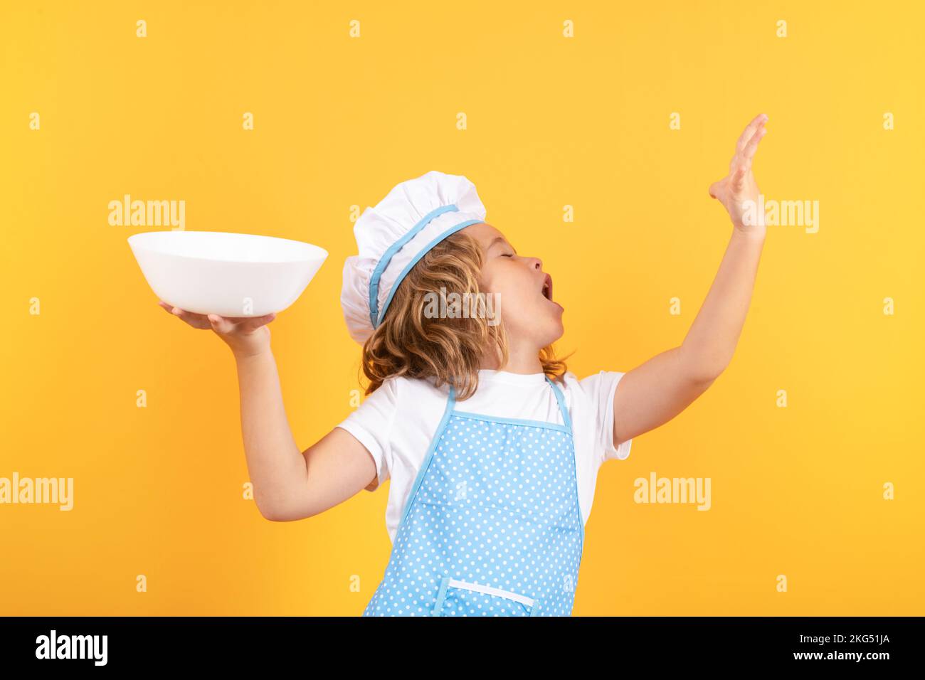 Drôle de chef cuisinier enfant avec plaque de cuisine, portrait de ...