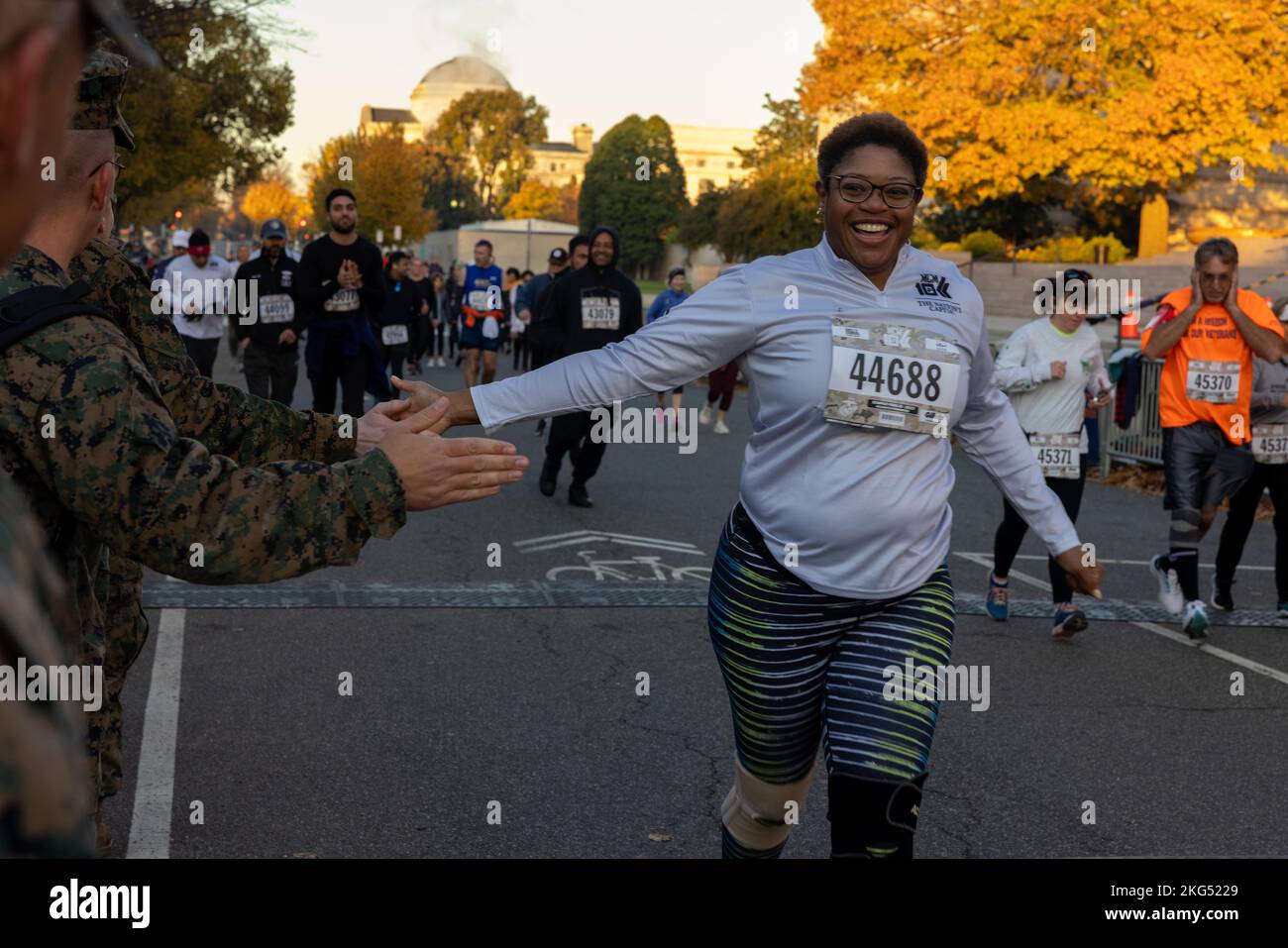 Tamika Magee, une participante au Marine corps Marathon 10k court par ...