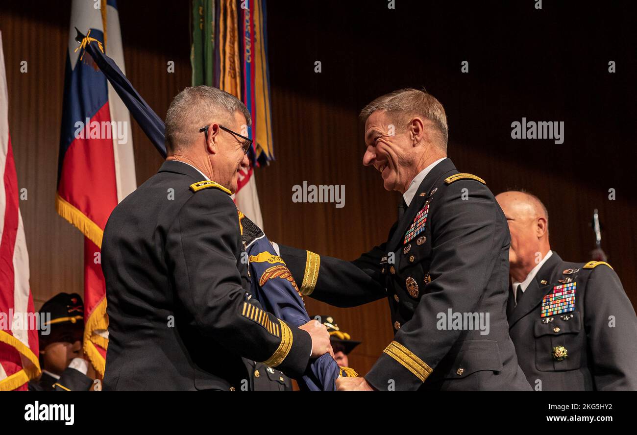 Le Gén James E. Rainey accepte le poste de Commandant général du ...
