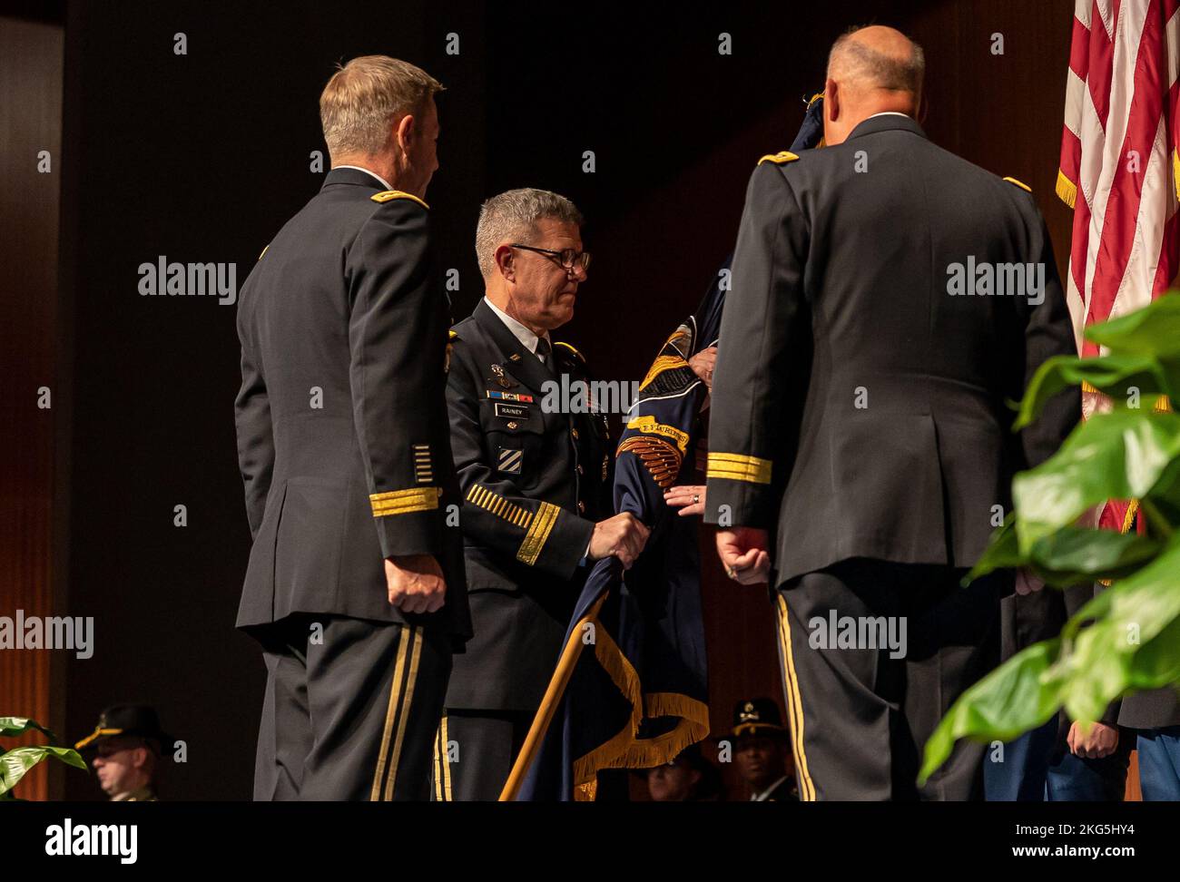 Le Gén James E. Rainey accepte le poste de Commandant général du ...
