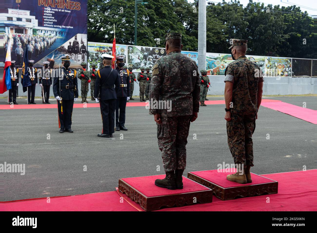 Le colonel Gregorio Hernandez Jr. (Au milieu), adjoint au directeur de ...