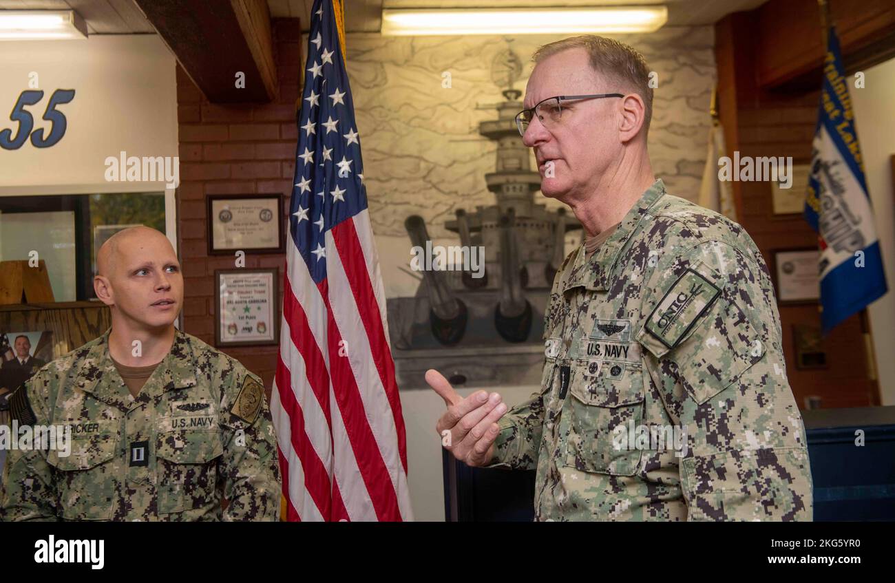 GRANDS LACS, il. (Oct 6, 2022) Vice SMA. Yancy Lindsey, à droite ...