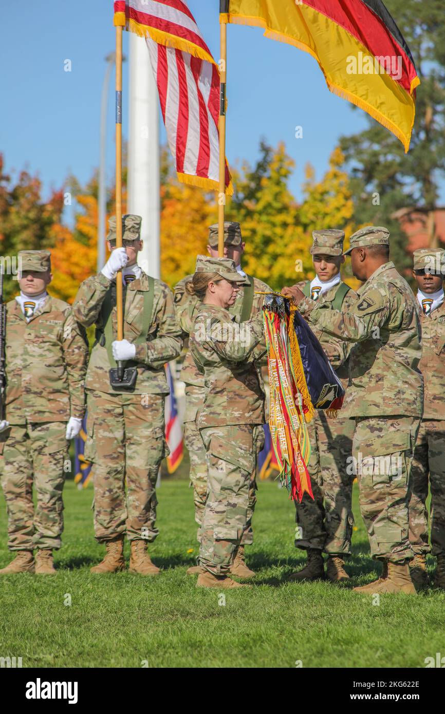 Le colonel de l'armée américaine Amy Downing, à gauche, commandant de ...