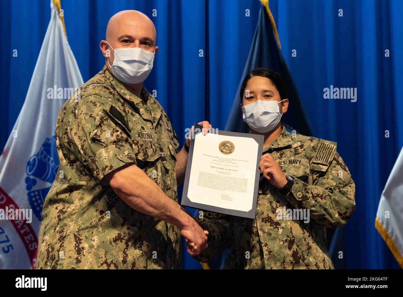 Hôpital Corpsman 3rd classe Glorya Chlupsa reçoit une lettre d ...