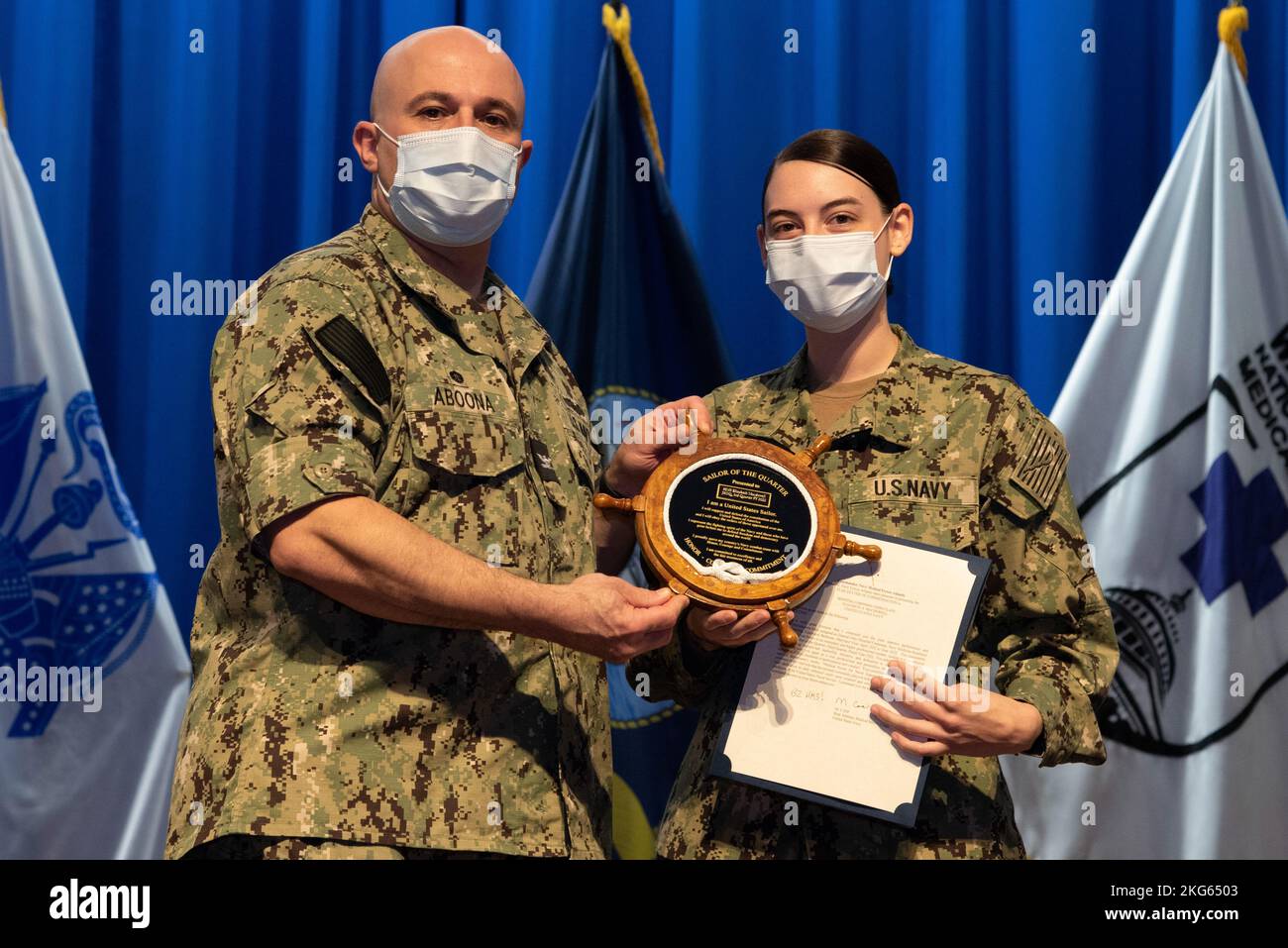 Hôpital Corpsman 2nd classe Elizabeth MacDowell reçoit une plaque de ...