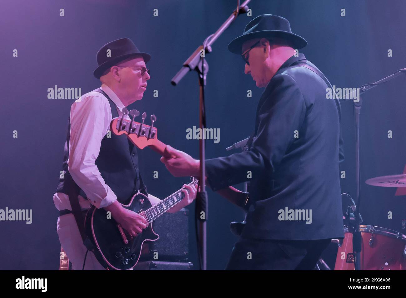 (G-D) le guitariste Leigh Heggarty et John 'segs' Jennings, guitariste ...