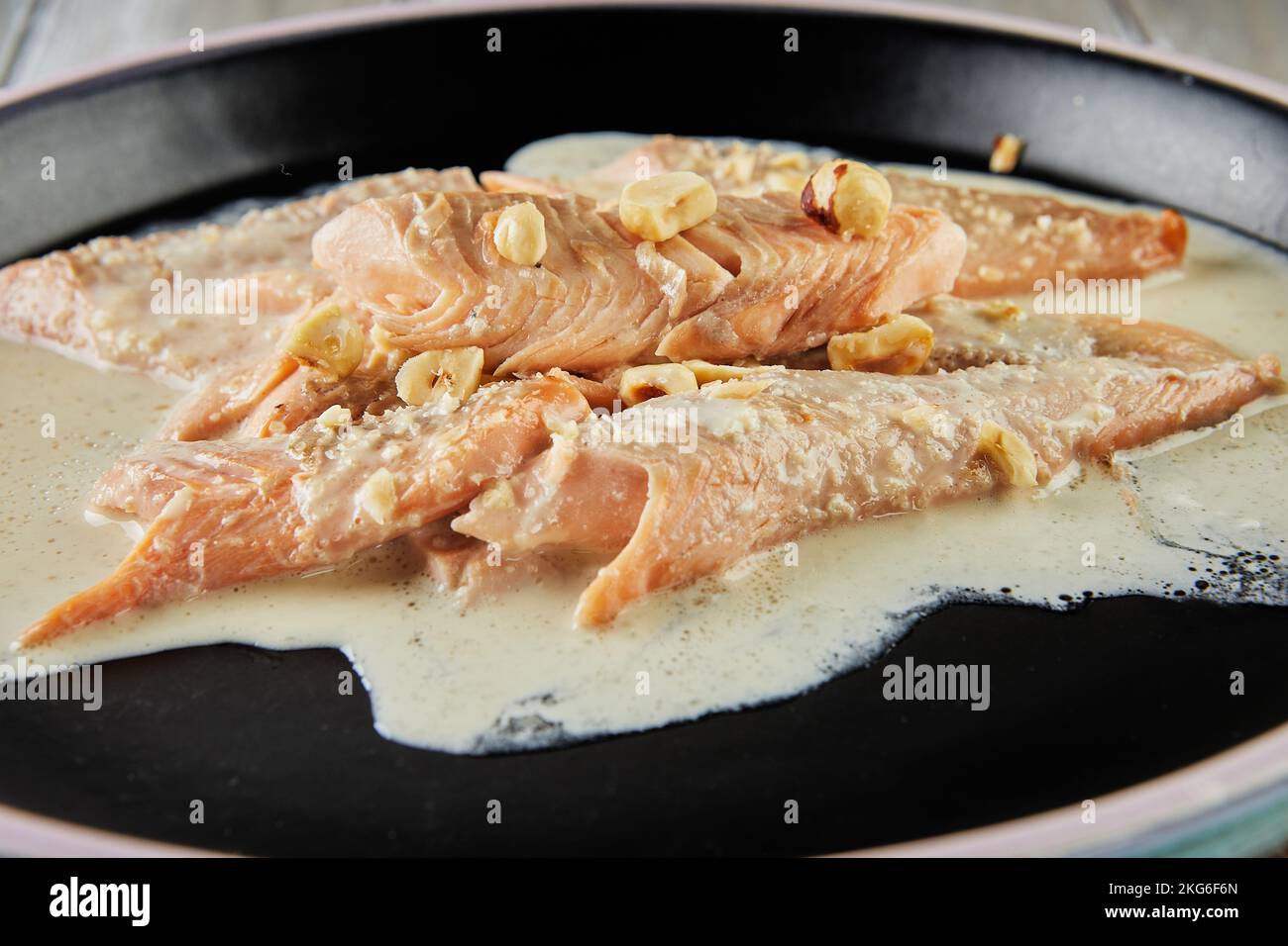 Poisson à la truite avec noisettes et sauce à la crème cuite au four ...