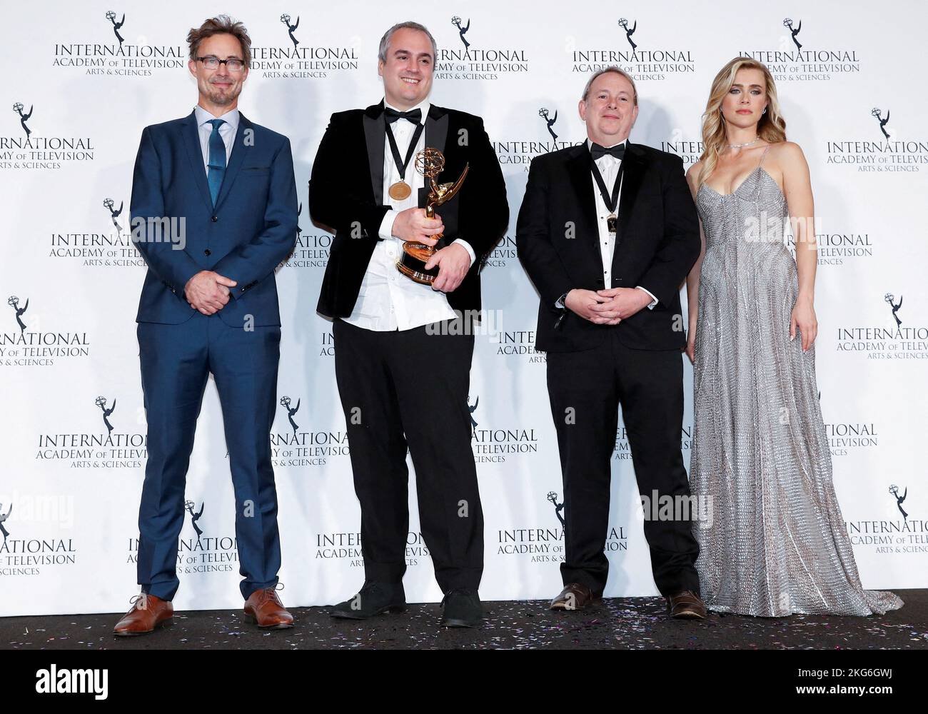 Jake Lushington et Tom Edge se posent aux côtés de Melissa Roxburgh et ...