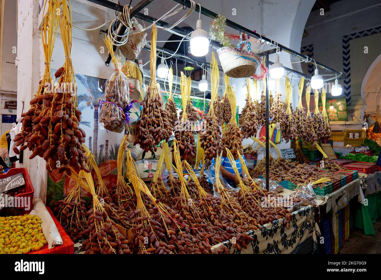 Dates de vente des fruits sur le marché central de Tunis. Le marché ...