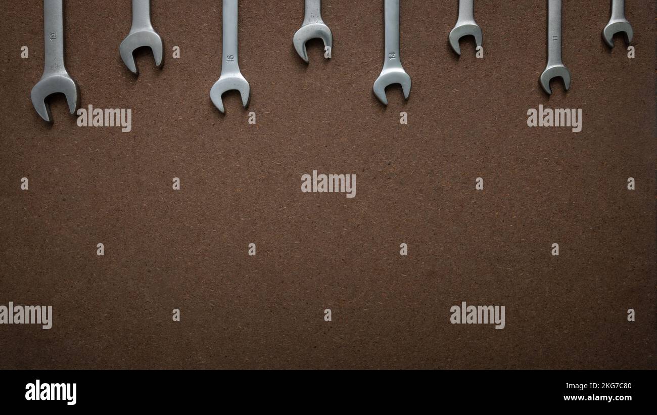 Clés en haut d'une planche en bois. Plan d'agencement avec outils d ...