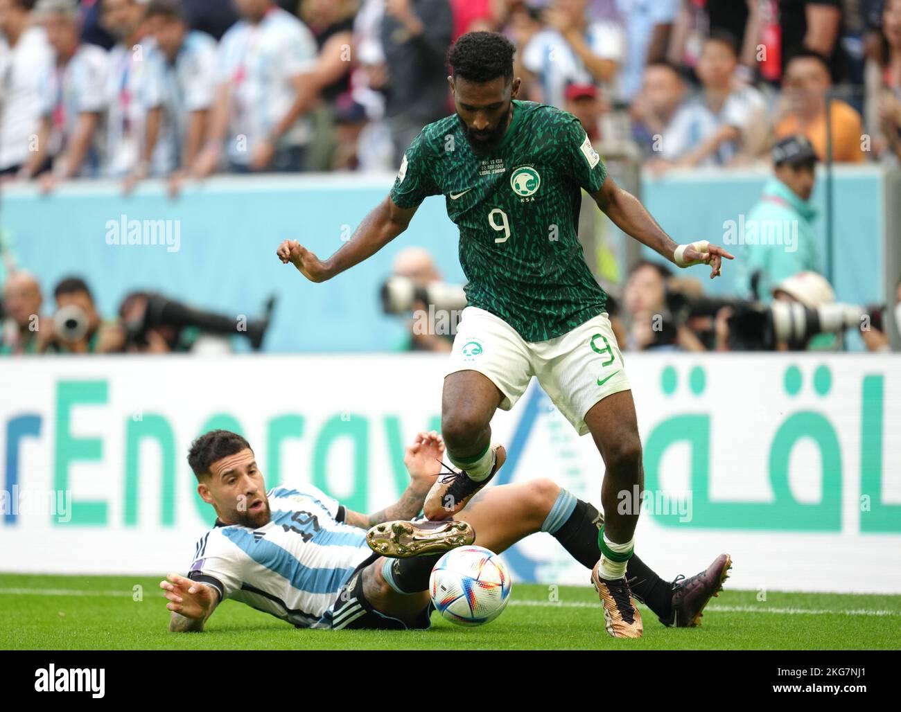 Firas Al-Buraikan en Arabie Saoudite (à droite) et Nicolas Otamendi en ...