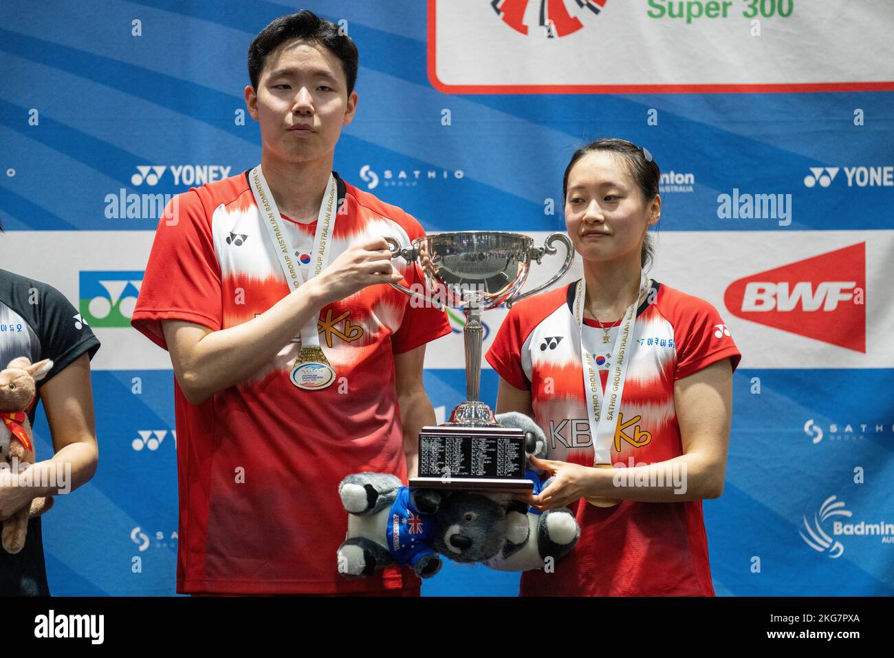 SYDNEY, AUSTRALIE - NOVEMBRE 20 : SEO Seung Jae et Chae Yu Jung de Corée détiennent le trophée ...