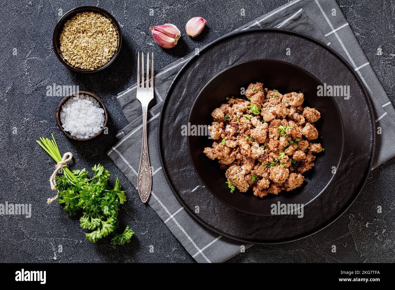 Saucisse italienne de viande de porc fraîchement moulu et épices dans ...