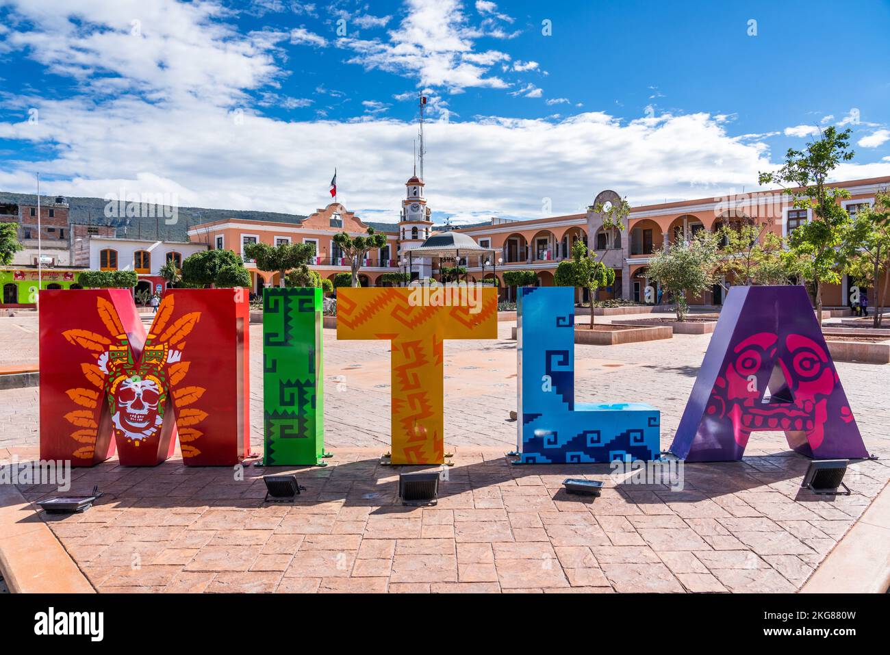 Un panneau coloré dans la place de la ville pour San Pablo Villa de ...