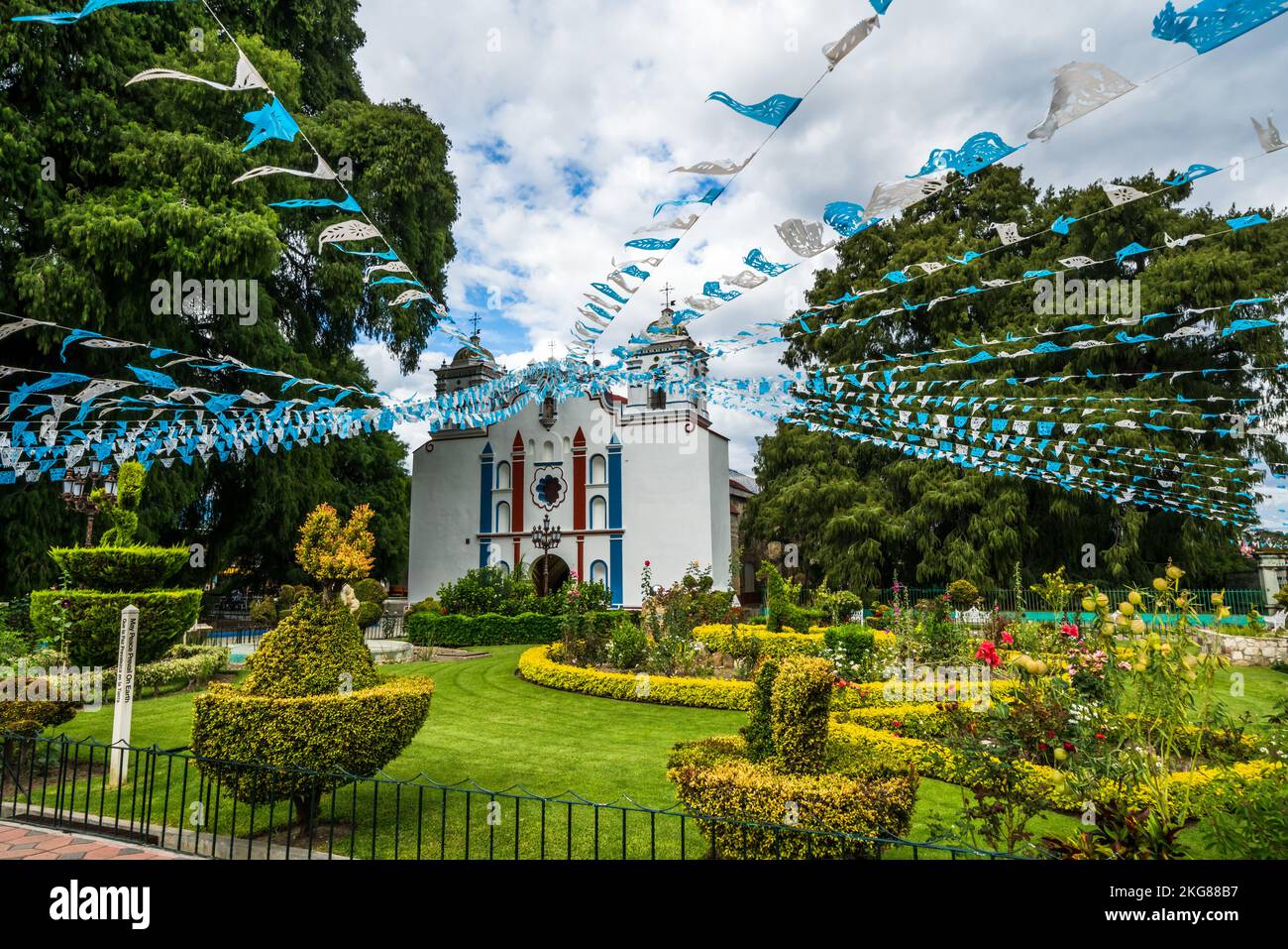L'arbre de Tule, à gauche, et Temple de la Vierge Marie de l'Assomption ...