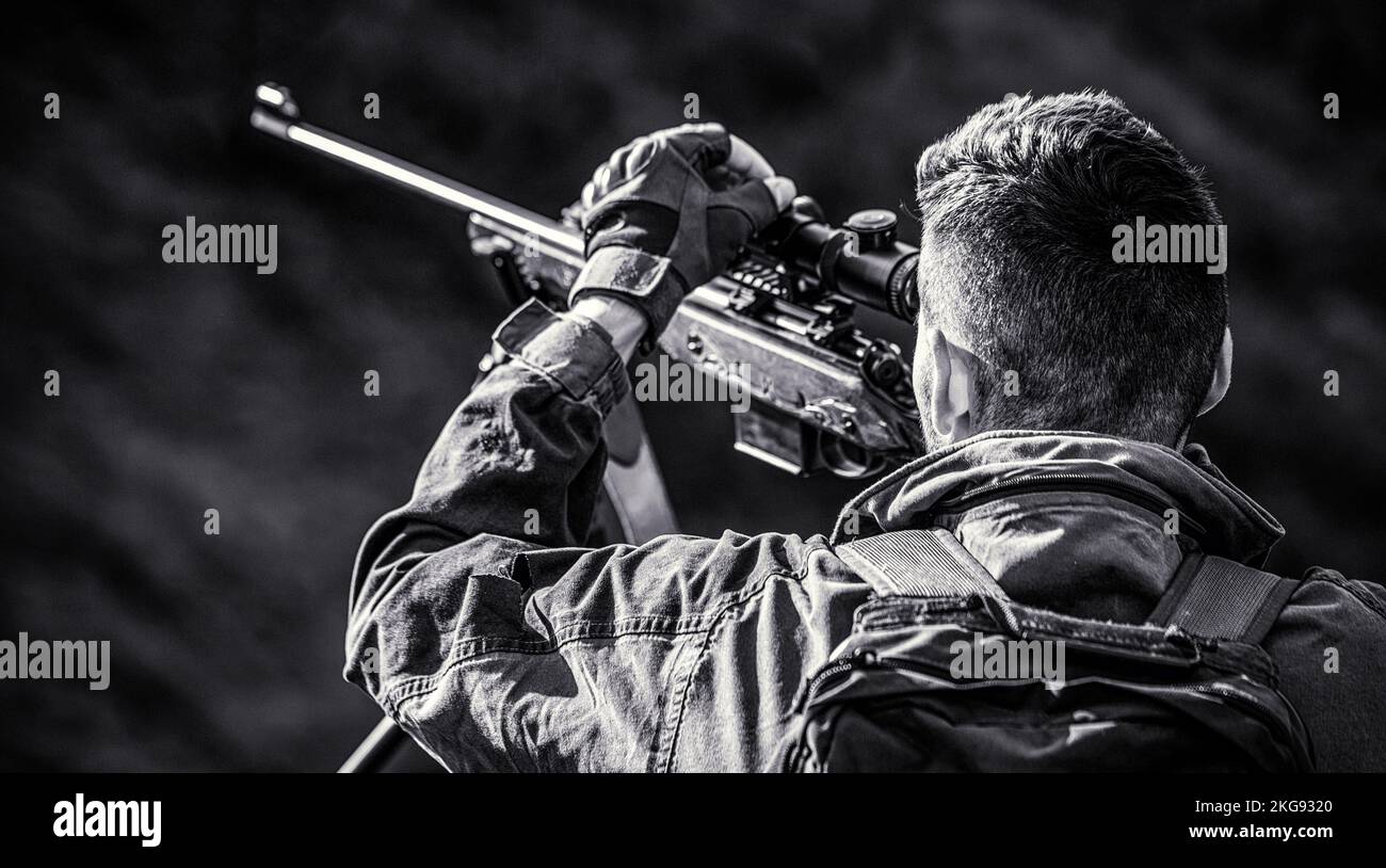 Chasseur. Tireur qui soupira dans la cible. Période de chasse. Homme ...