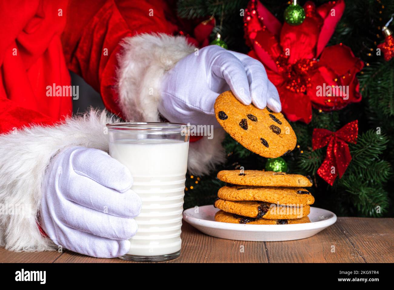 Le Père Noël mange du cookie et du lait. Le père Noël fait la ...