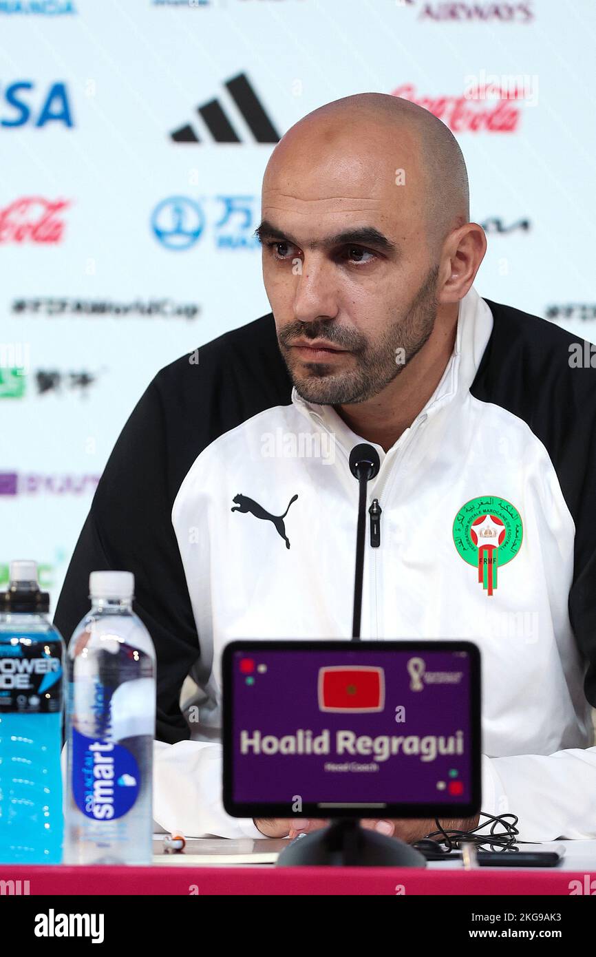 Doho, Qatar, 22/11/2022, l'entraîneur-chef Walid Regragu parle lors de ...