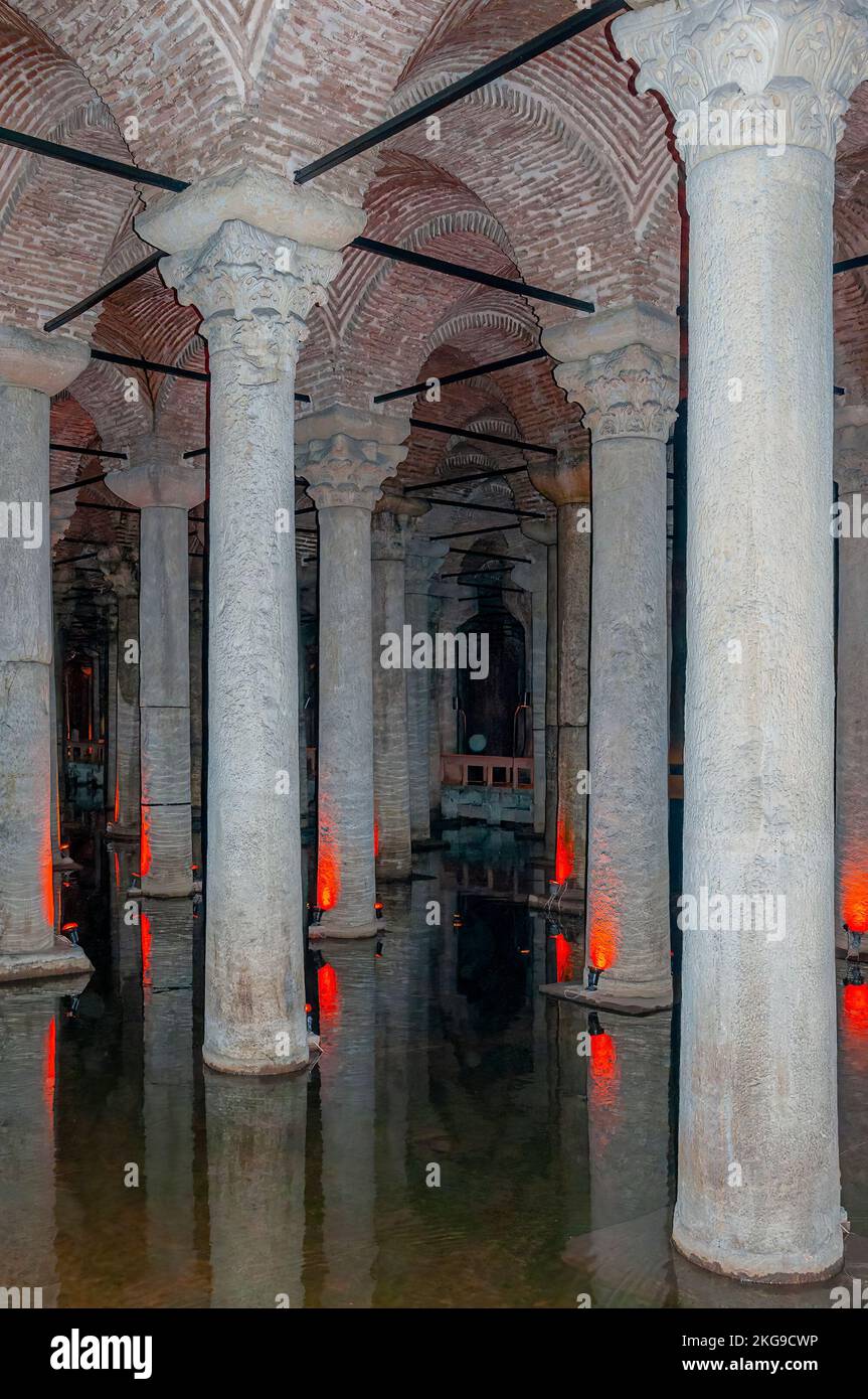 ISTANBUL, TURQUIE - 11 AVRIL 2011 : la Citerne de la Basilique, ou ...