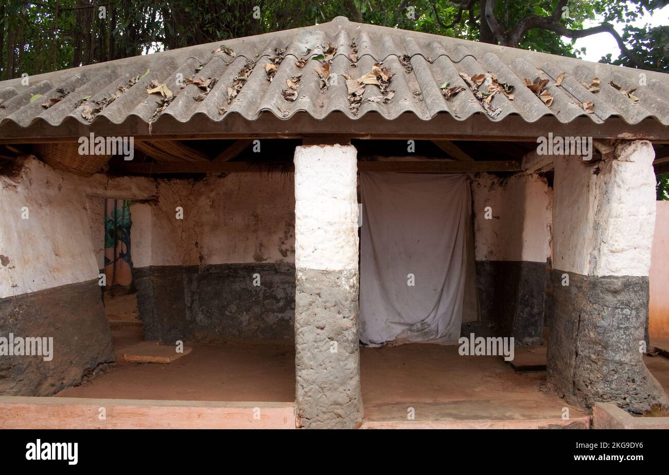 Bâtiment dans le Temple des pythons, Ouidah, Bénin. Le Temple des ...