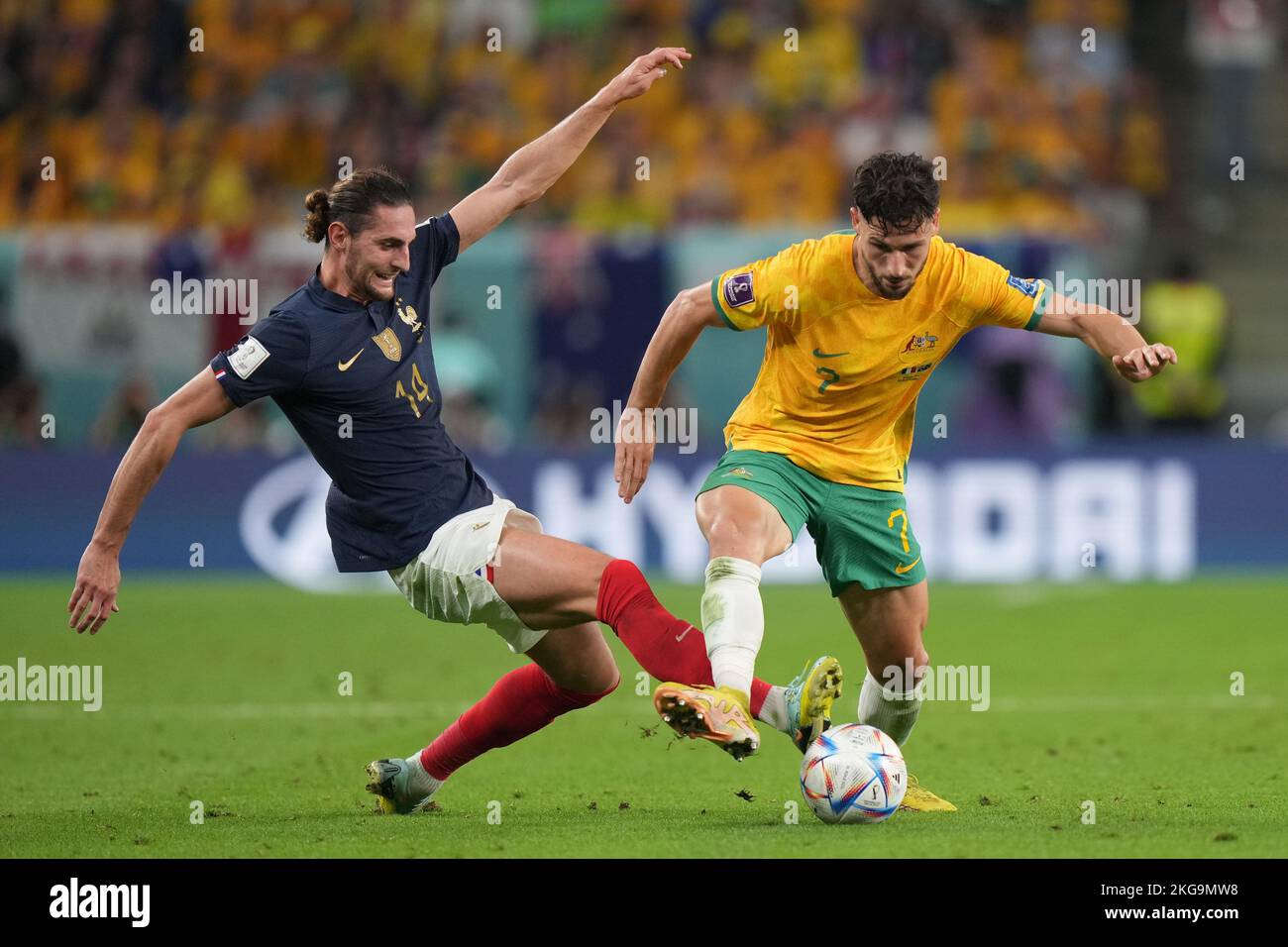Mathew Leckie d'Australie et Adrien Rabiot de France lors du match de ...