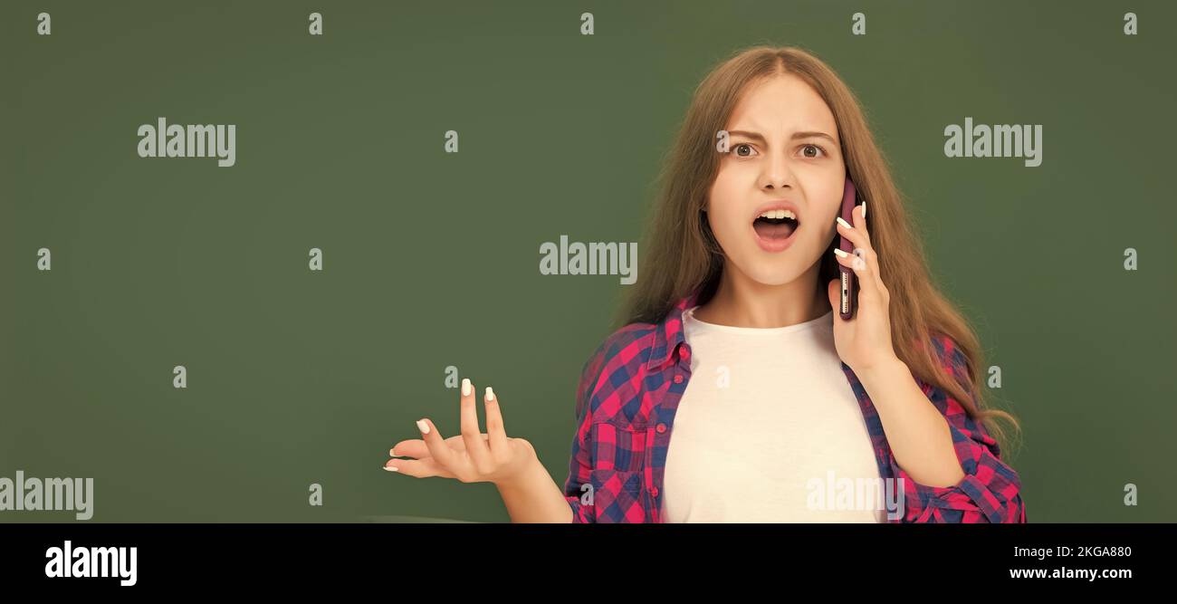 conversation. jeune fille agressive porter des vêtements rétro. Portrait de l'élève d'une ...