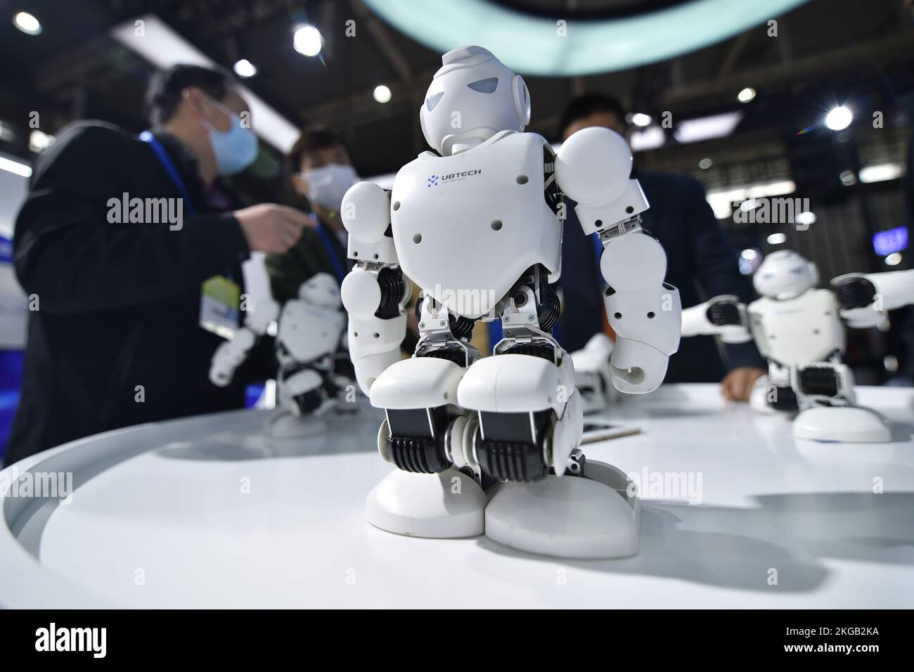 NANJING, CHINE - 23 NOVEMBRE 2022 - les visiteurs voient des robots programmables interactifs à ...