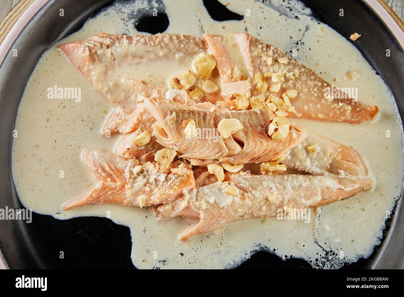 Poisson à la truite avec noisettes et sauce à la crème cuite au four ...