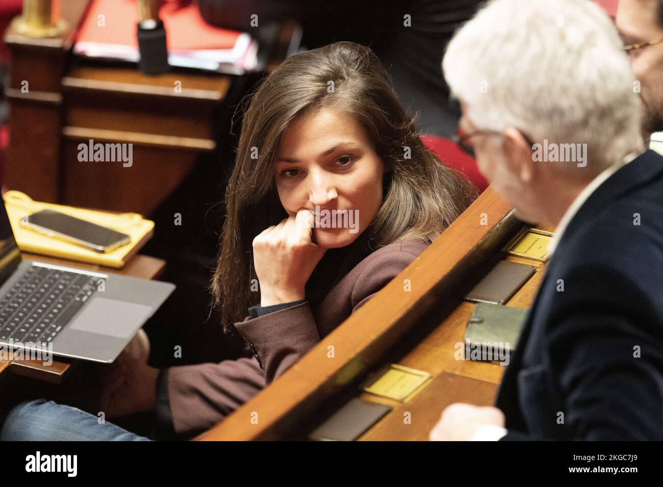 L'adjointe, Marie-Charlotte Garin, assiste à une session de questions ...