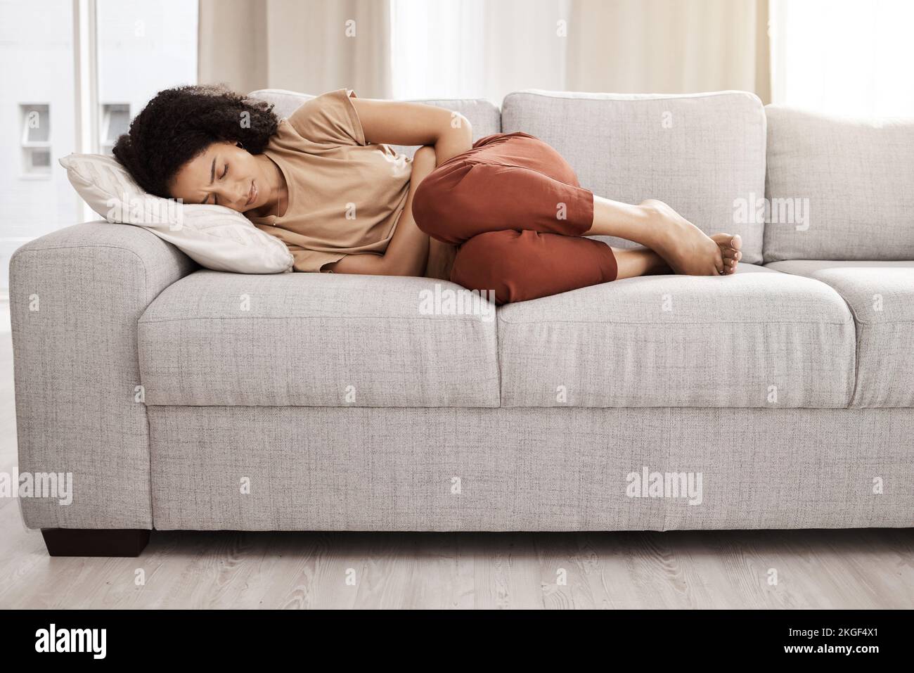 Femme noire, douleurs à l'estomac et digestion avec constipation ...