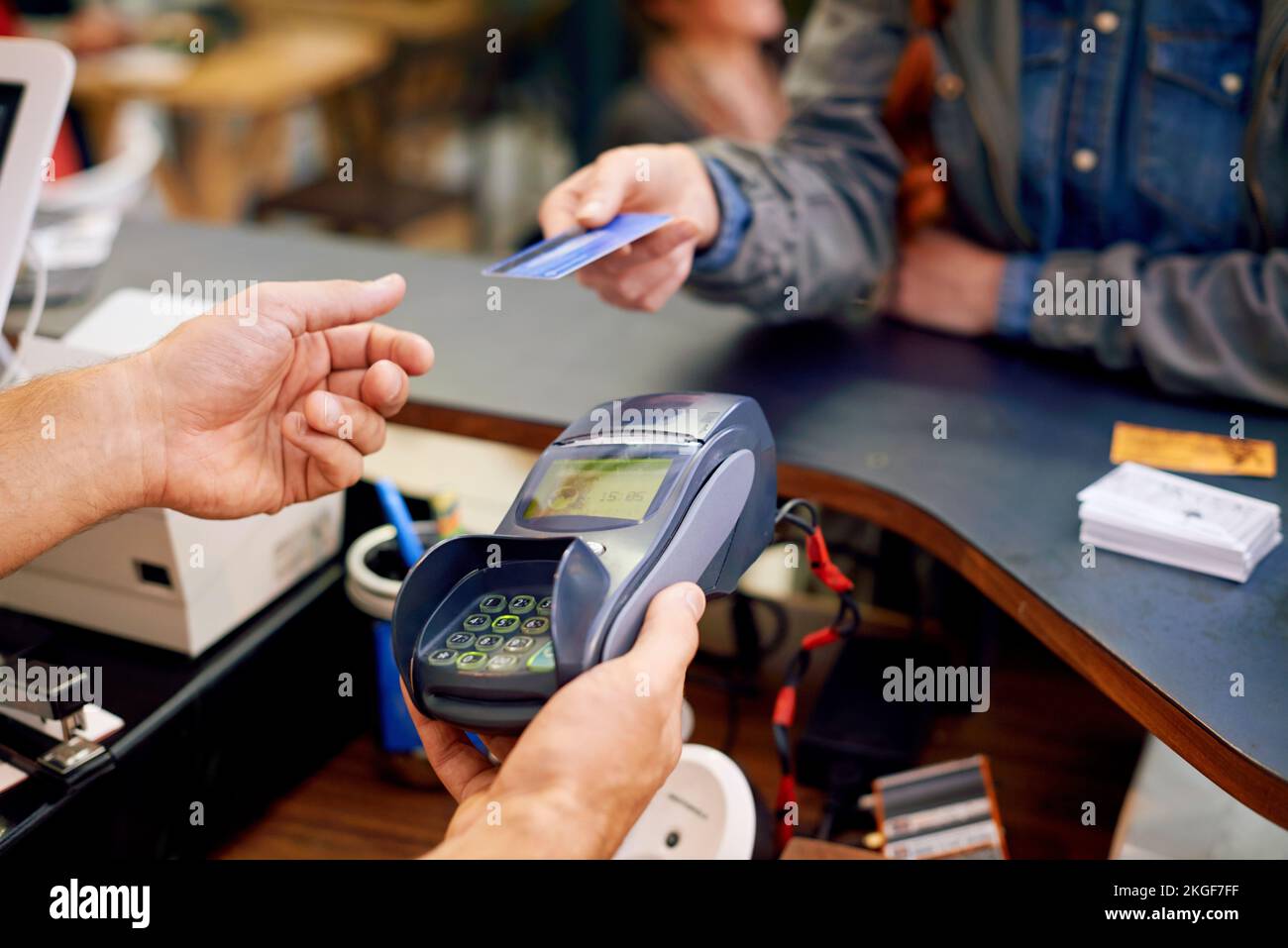 Les paiements mobiles en toute simplicité. un client qui paie sa commande avec une machine à ...