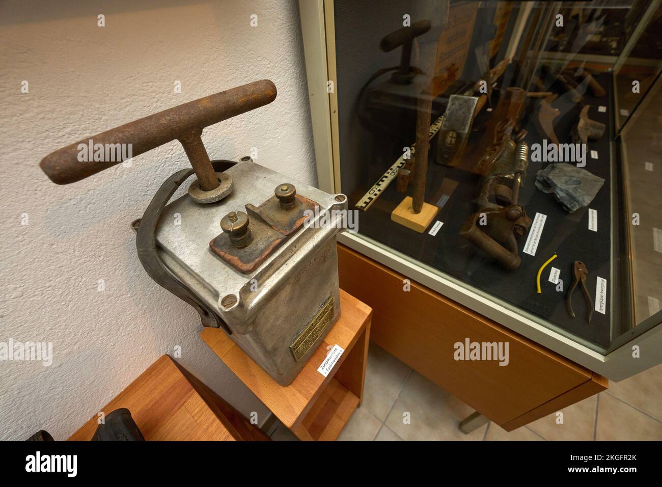 Old dynamite blasting machine Banque de photographies et d’images à ...
