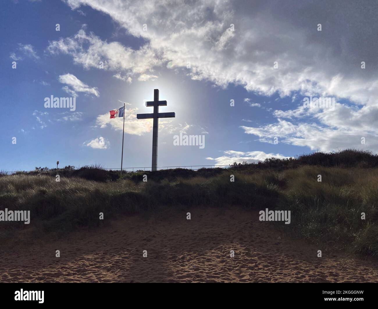 Une croix de Lorraine à Juno Beach - Croix de Lorraine située à la ...