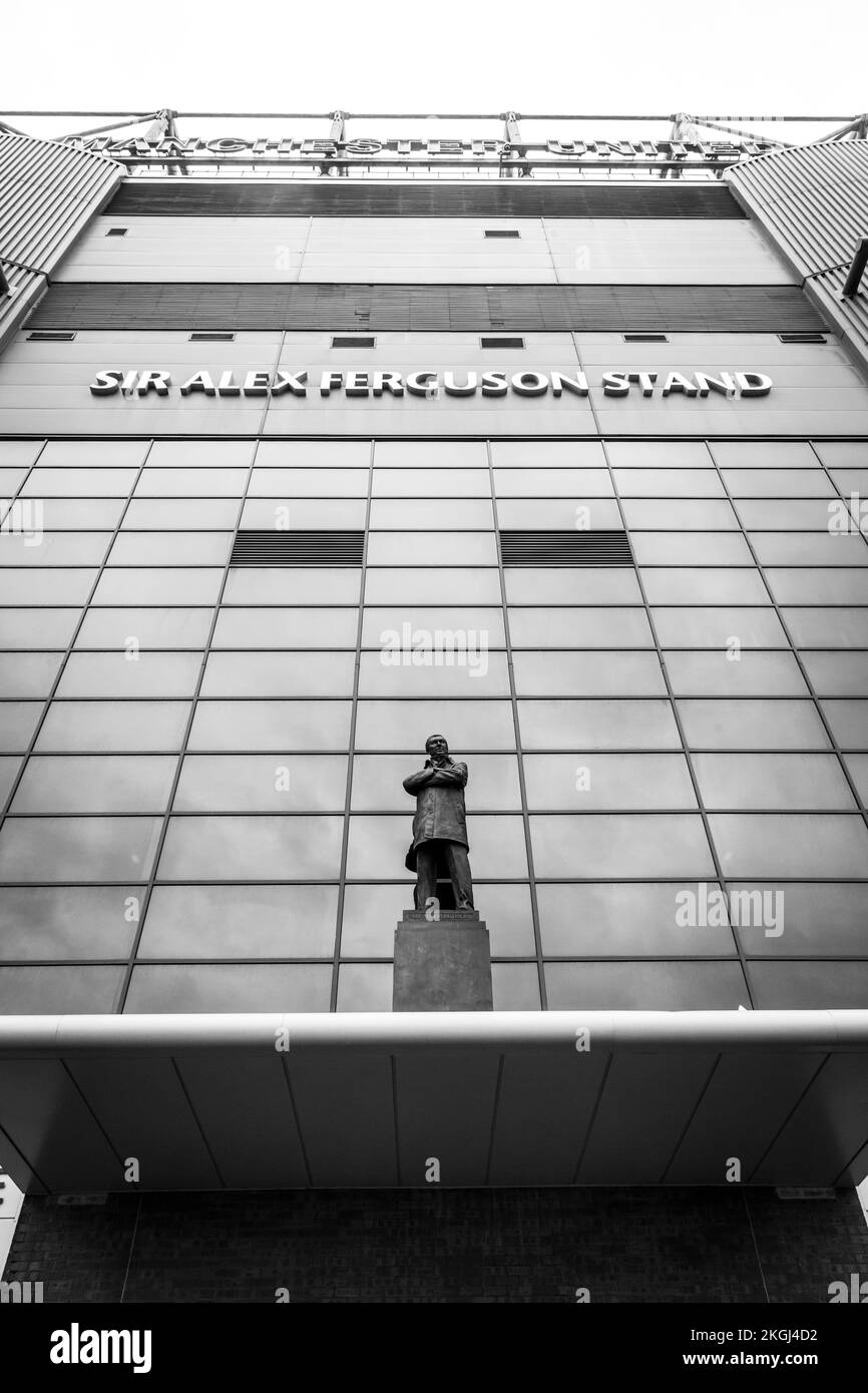 Old trafford football stadium and statue of alex ferguson Banque d ...