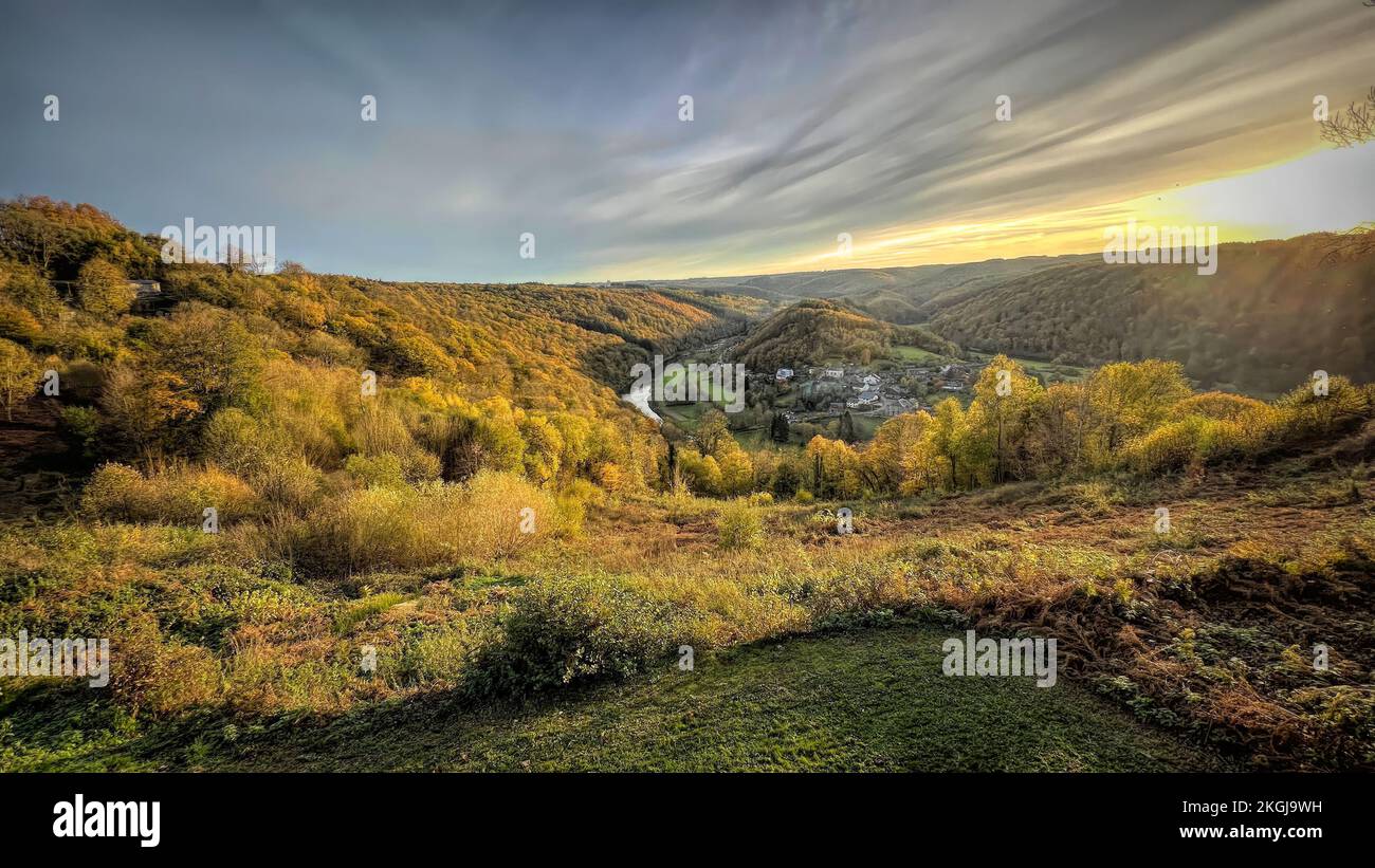 Un haut angle du pittoresque boucle de Frahan de Rochehaut sur la ...